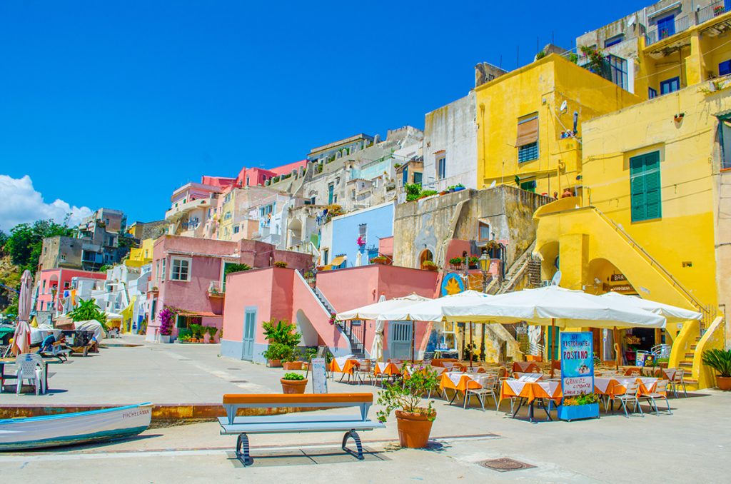 Procida: pescatori, mare e borghi fermi nel tempo - Gialpi Travel